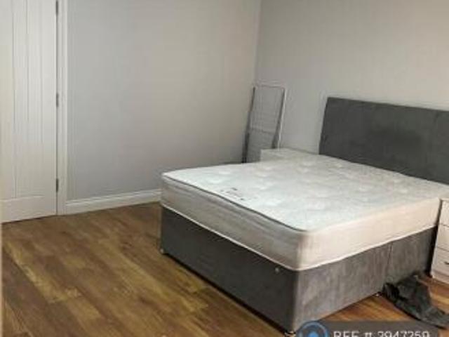 3 bedroom flat for rent in Canberra Road, London, W13