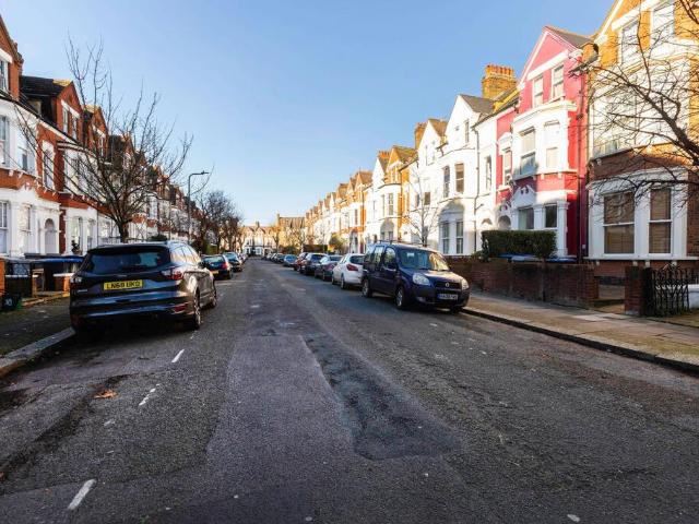 3 bedroom flat for rent in Callcott Road, London, NW6