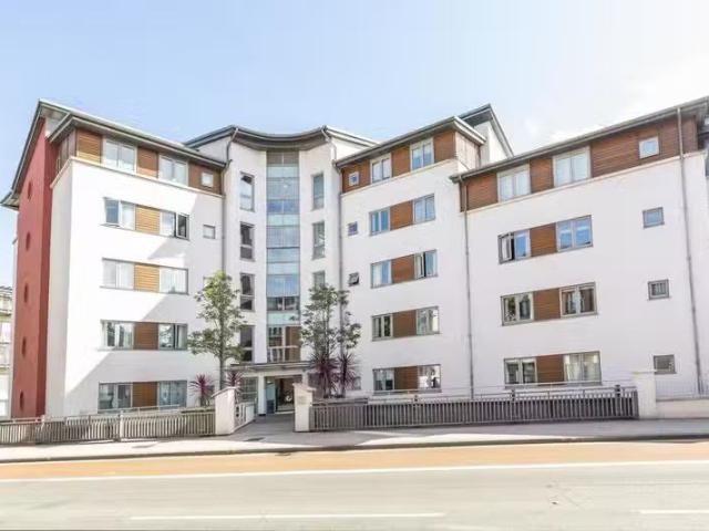 3 bedroom flat for rent in Capricorn Place, Hotwells, BS8