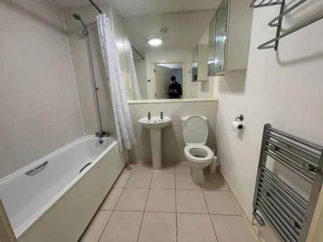 3 bedroom flat for rent in Cardigan Road, London, E3