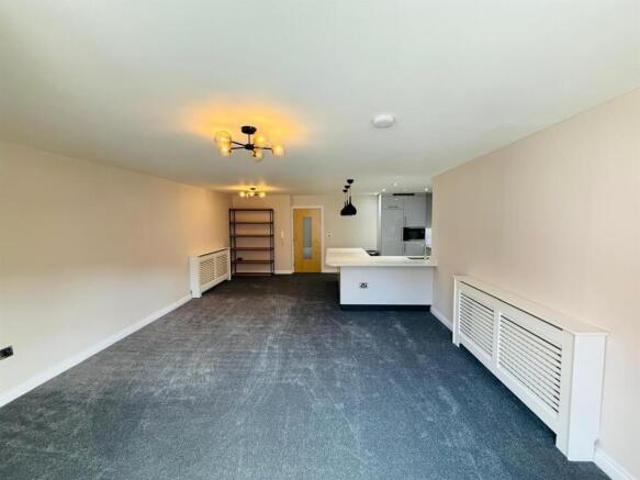 3 bedroom flat for rent in Carisbrooke Road, Leeds, LS16