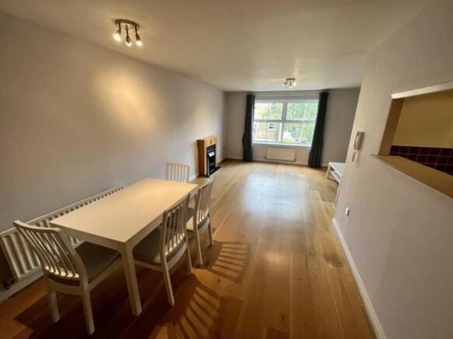 3 bedroom flat for rent in Carisbrooke Road, West Park, Leeds, LS16