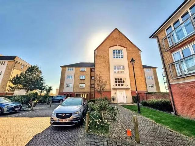 3 bedroom flat for rent in Caroline Way, Eastbourne, BN23