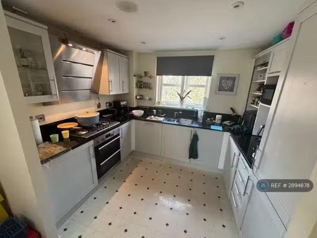 3 bedroom flat for rent in Caroline Way, Eastbourne, BN23