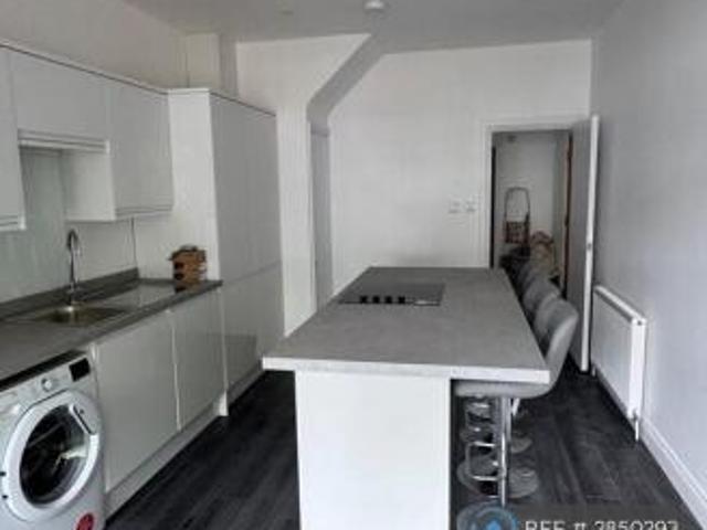 3 bedroom flat for rent in Carshalton, Surrey, SM5