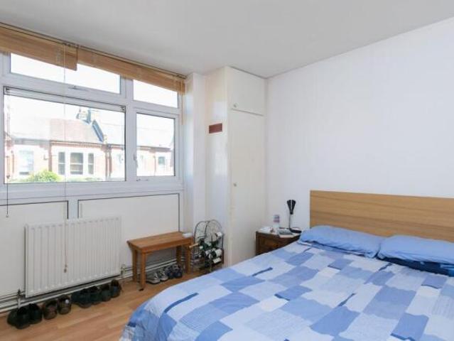 3 bedroom flat for rent in Cautley Avenue, London, SW4