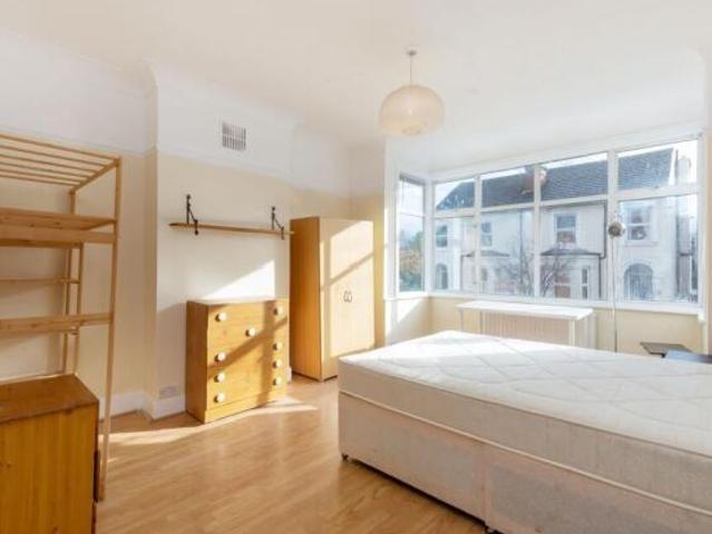 3 bedroom flat for rent in Cavendish Road, Colliers Wood, London, SW19