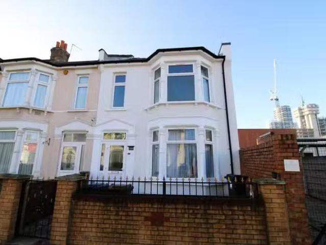 3 bedroom flat for rent in Cecil Avenue, Barking, IG11