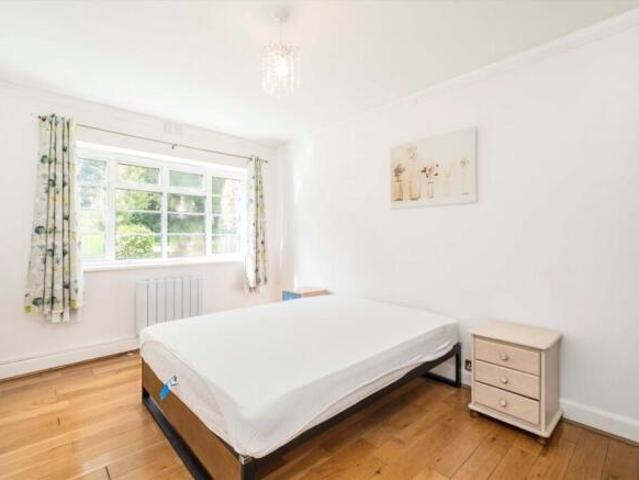 3 bedroom flat for rent in Cecil Close, Ealing, W5