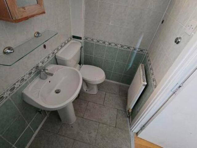 3 bedroom flat for rent in Chorlton Road, Old Trafford, Manchester, M16