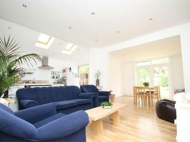 3 bedroom flat for rent in Chandos Road, Willesden Green, NW2