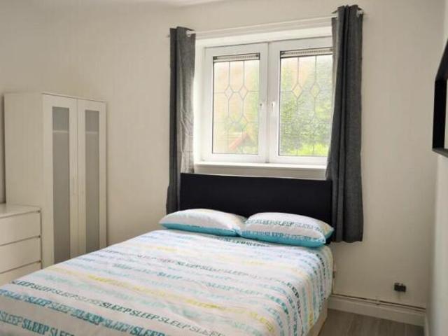 3 bedroom flat for rent in Chisenhale Road, London, E3