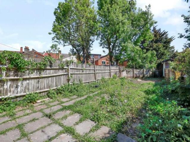 3 bedroom flat for rent in Church Road, London, NW10