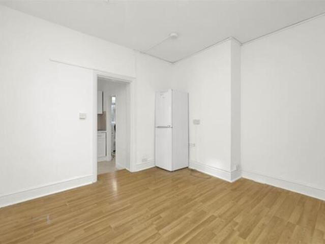 3 bedroom flat for rent in Church Road, London, NW10