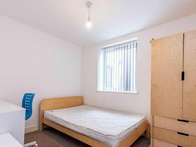 3 Bedroom Flat For Rent In Churchill Gardens, London