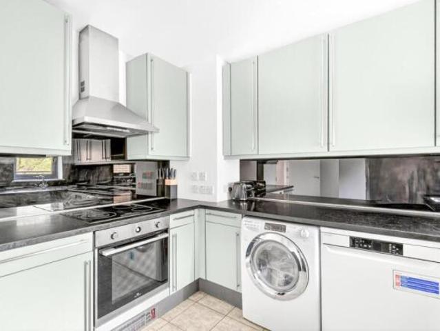 3 bedroom flat for rent in City Road, Islington, EC1Y