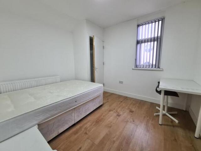 3 bedroom flat for rent in City Road, Roath, CF24
