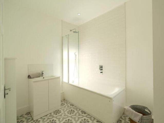 3 bedroom flat for rent in Compton Road, Winchmore Hill, N21