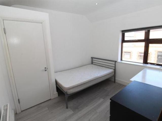 3 bedroom flat for rent in Coburn Street, Cardiff, CF24