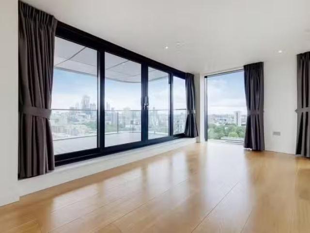 3 bedroom flat for rent in Cobblestone Square, Wapping, London.