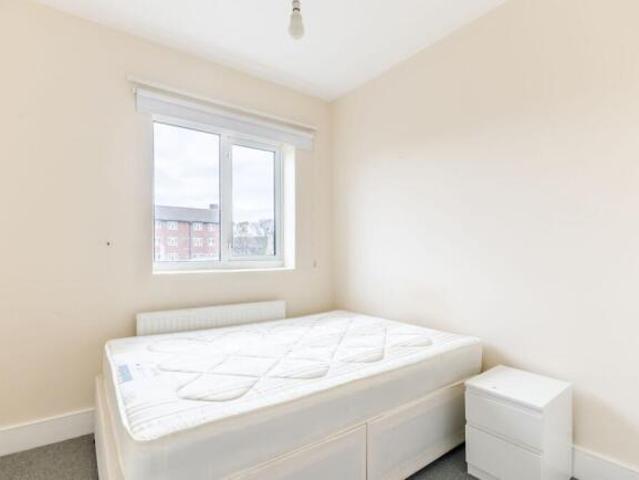 3 bedroom flat for rent in Coldharbour Lane, Brixton, London, SE5