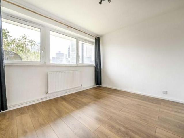 3 bedroom flat for rent in Cottage Street, London, E14