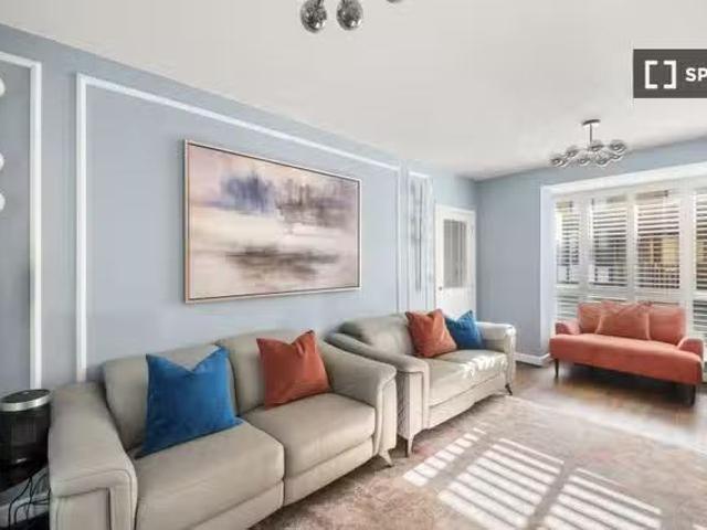3 bedroom flat for rent in Coulsdon, London