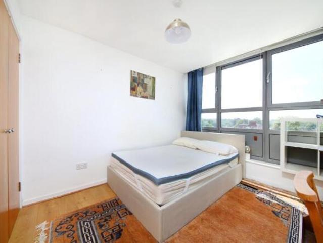 3 bedroom flat for rent in Courtenay House, 9 New Park Road, SW2