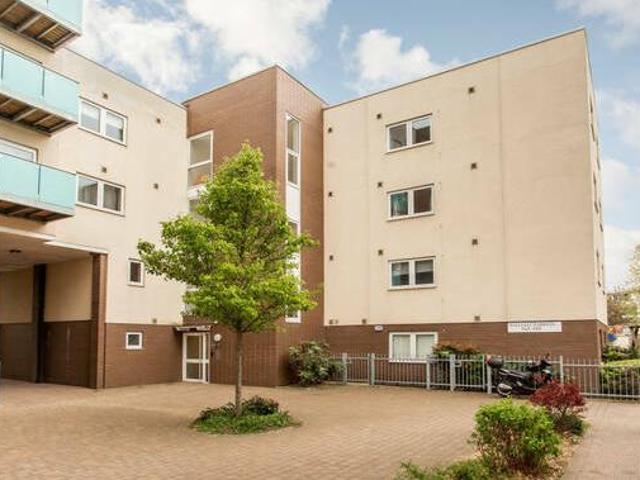 3 bedroom flat for rent in Cowden House Bow E3