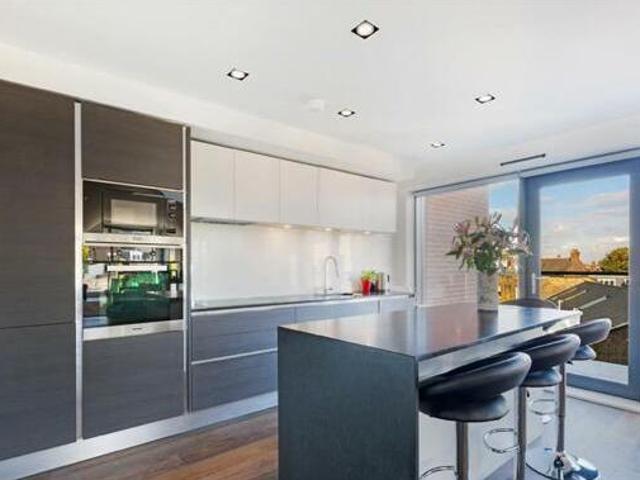 3 Bedroom Flat For Rent In Clapham, London