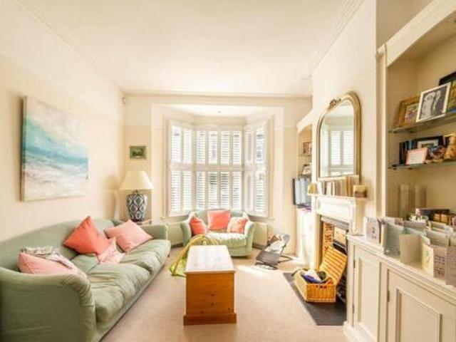 3 Bedroom Flat For Rent In Clapham Park, London