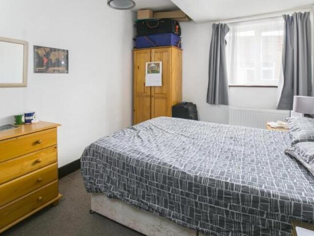 3 bedroom flat for rent in Clapham Park Road, Clapham, London, SW4