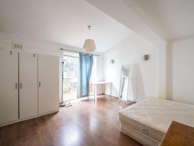 3 bedroom flat for rent in Cleveland Way, Stepney, London, E1