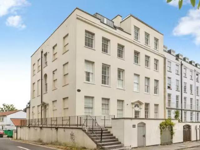 3 bedroom flat for rent in Clifton Road, BS8