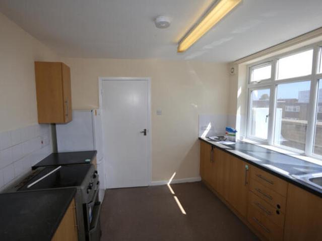 3 bedroom flat for rent in Crockhamwell Road, Woodley, Reading, Berkshire, RG5