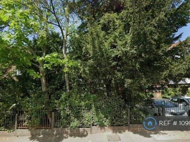 3 bedroom flat for rent in Cromwell Court Kingston Upon Thames KT2