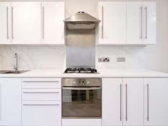 3 bedroom flat for rent in Crescent Road, London, E18