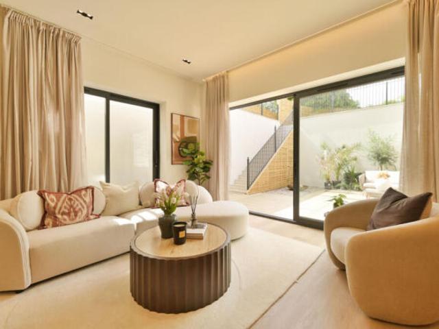 3 bedroom flat for rent in Creswick Road, W3, Acton, London, W3