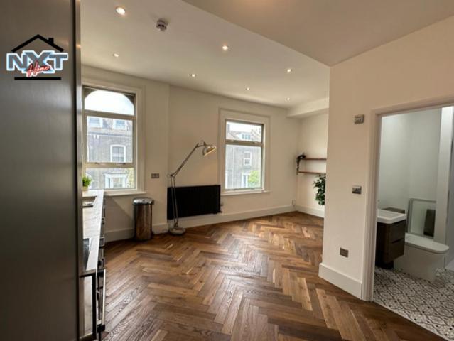 3 bedroom flat for rent in Cricketfield Road, London, E5