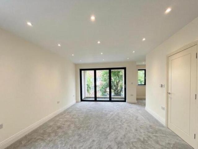3 bedroom flat for rent in Cricklade Avenue, Lambeth, London, SW2