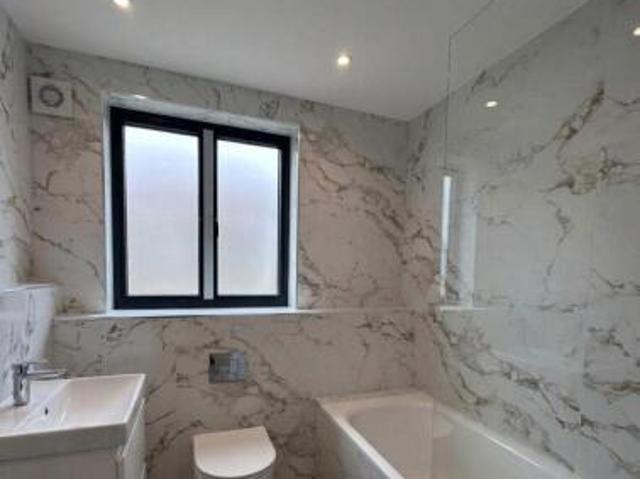 3 bedroom flat for rent in Cricklade Avenue, Lambeth, London, SW2