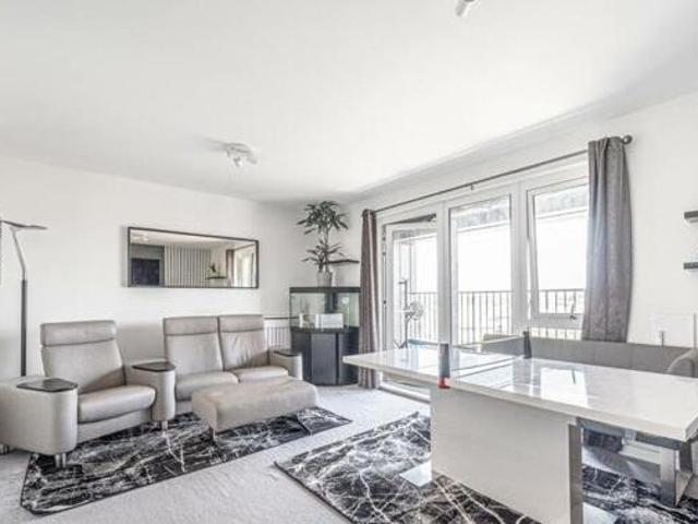 3 Bedroom Flat For Rent In Cricklewood, London