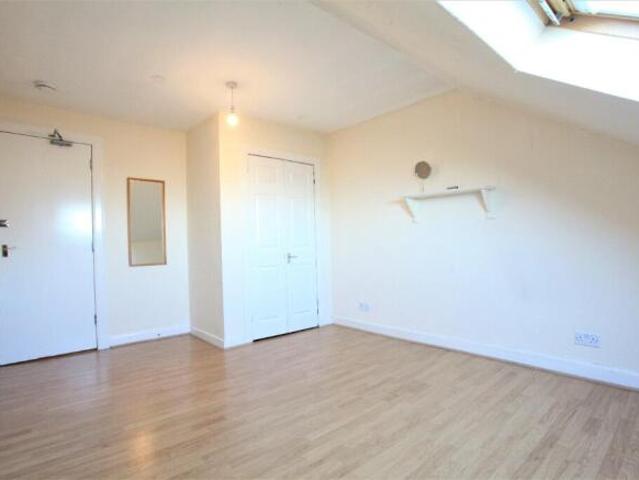 3 bedroom flat for rent in Crighton Place, Leith, Edinburgh, EH7