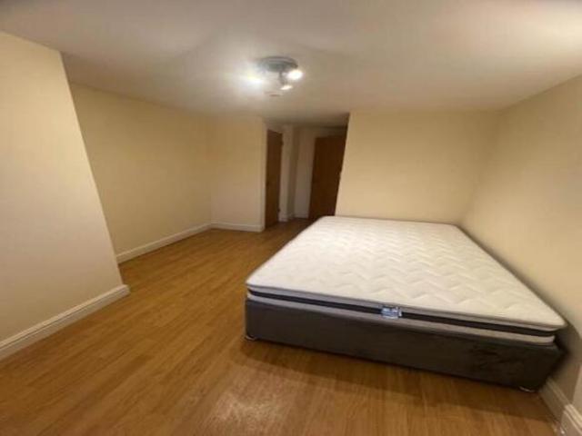 3 bedroom flat for rent in Crwys Road, Cathays, Cardiff, CF24