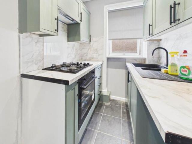 3 bedroom flat for rent in Curling Crescent, Glasgow, G44