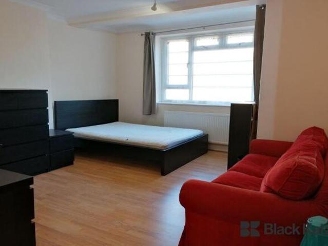 3 bedroom flat for rent in Damien Street, Whitechapel / Aldgate E1