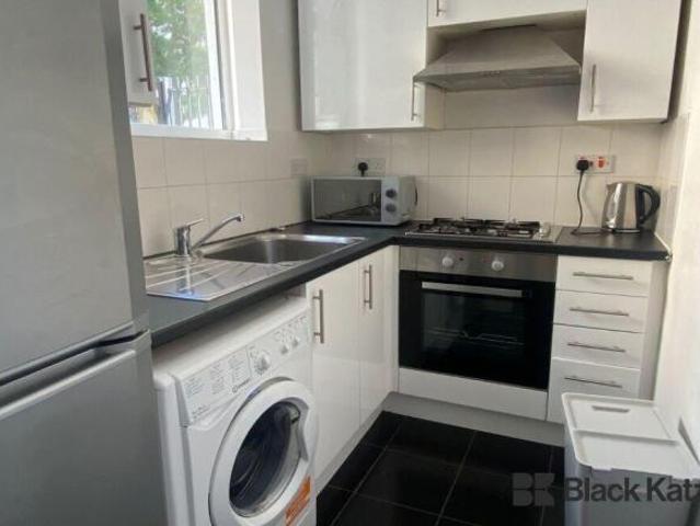 3 bedroom flat for rent in Damien Street, Whitechapel / Aldgate E1