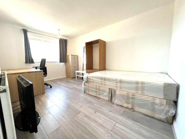 3 bedroom flat for rent in Dalehead, Harrington Square, NW1