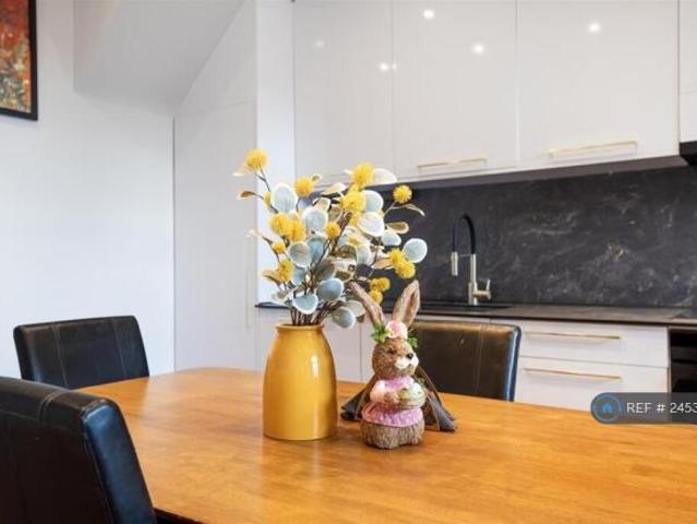 3 bedroom flat for rent in Darwin Road, London, W5