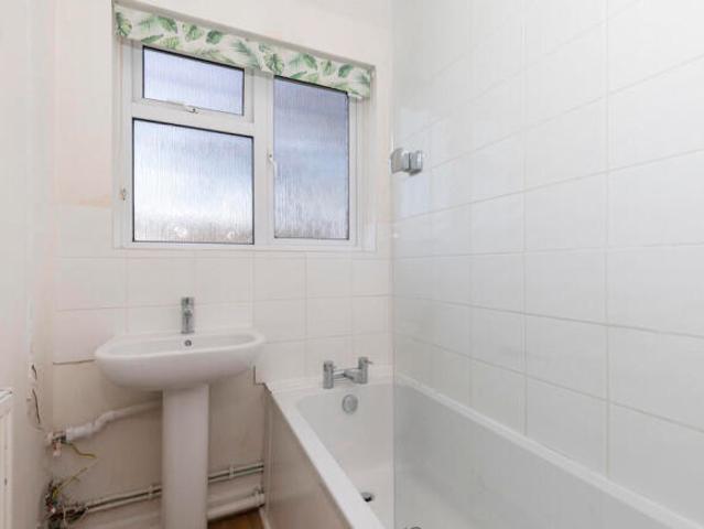 3 bedroom flat for rent in Dinas Close, Cheltenham GL51 3EP, GL51